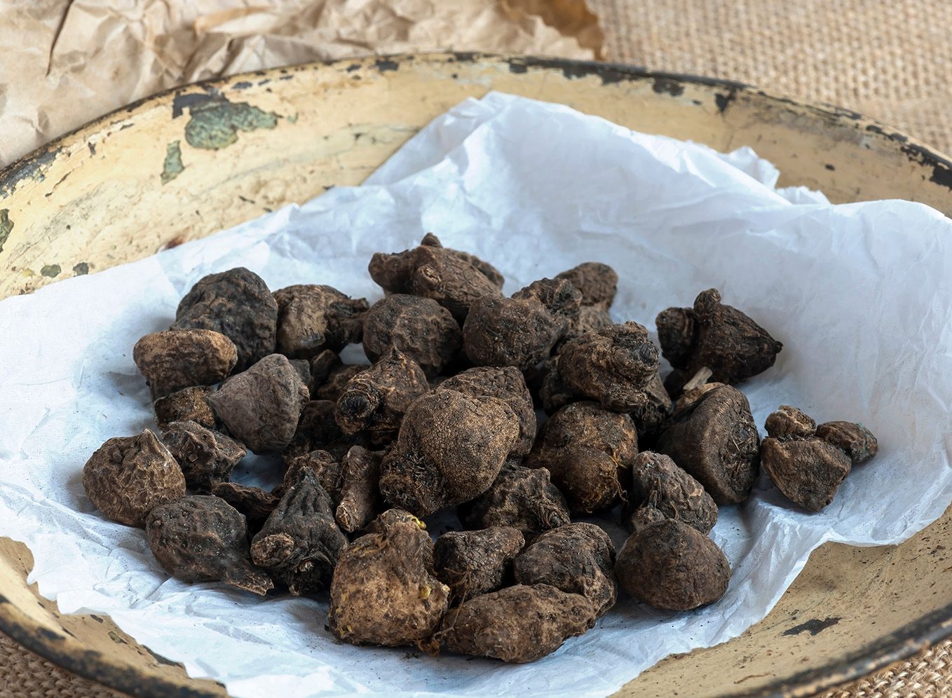 Which bulbs should be soaked before planting?